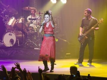 Story & Meaning Behind "Zombie" By The Cranberries - MG